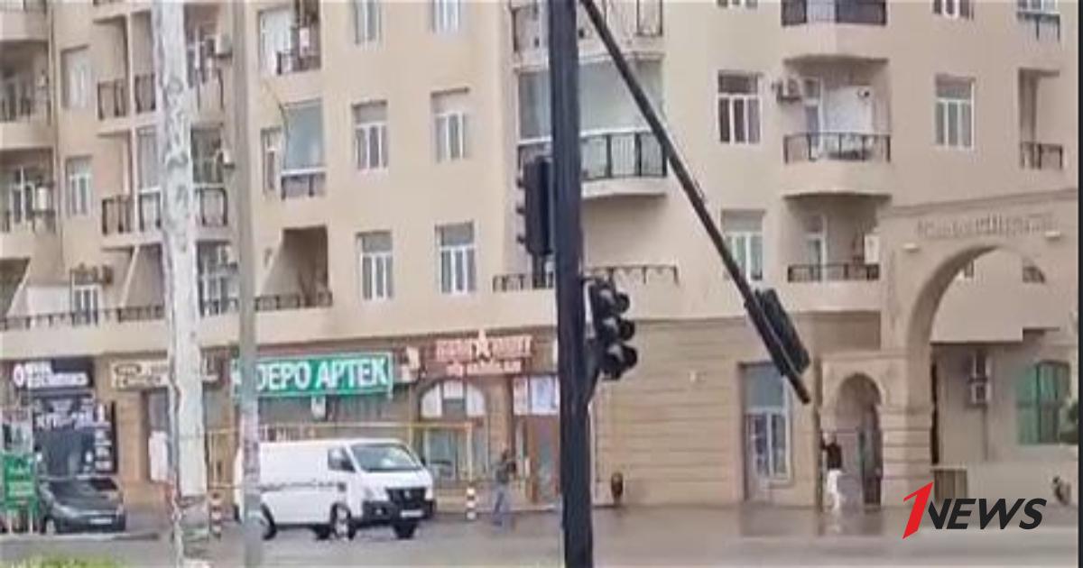 В Баку сильный ветер повалил светофор и оборвал линию электропередачи - ВИДЕО | 1news.az | Новости