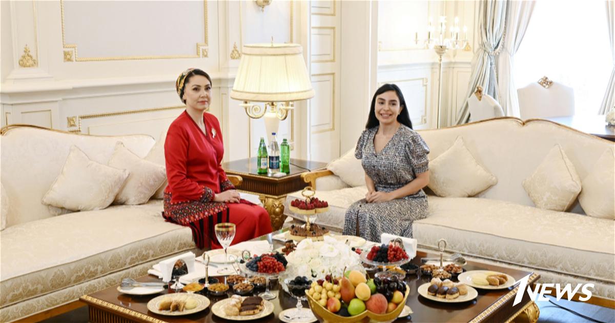 Лейла Алиева встретилась с дочерью председателя Халк Маслахаты Туркменистана Огулджахан ...